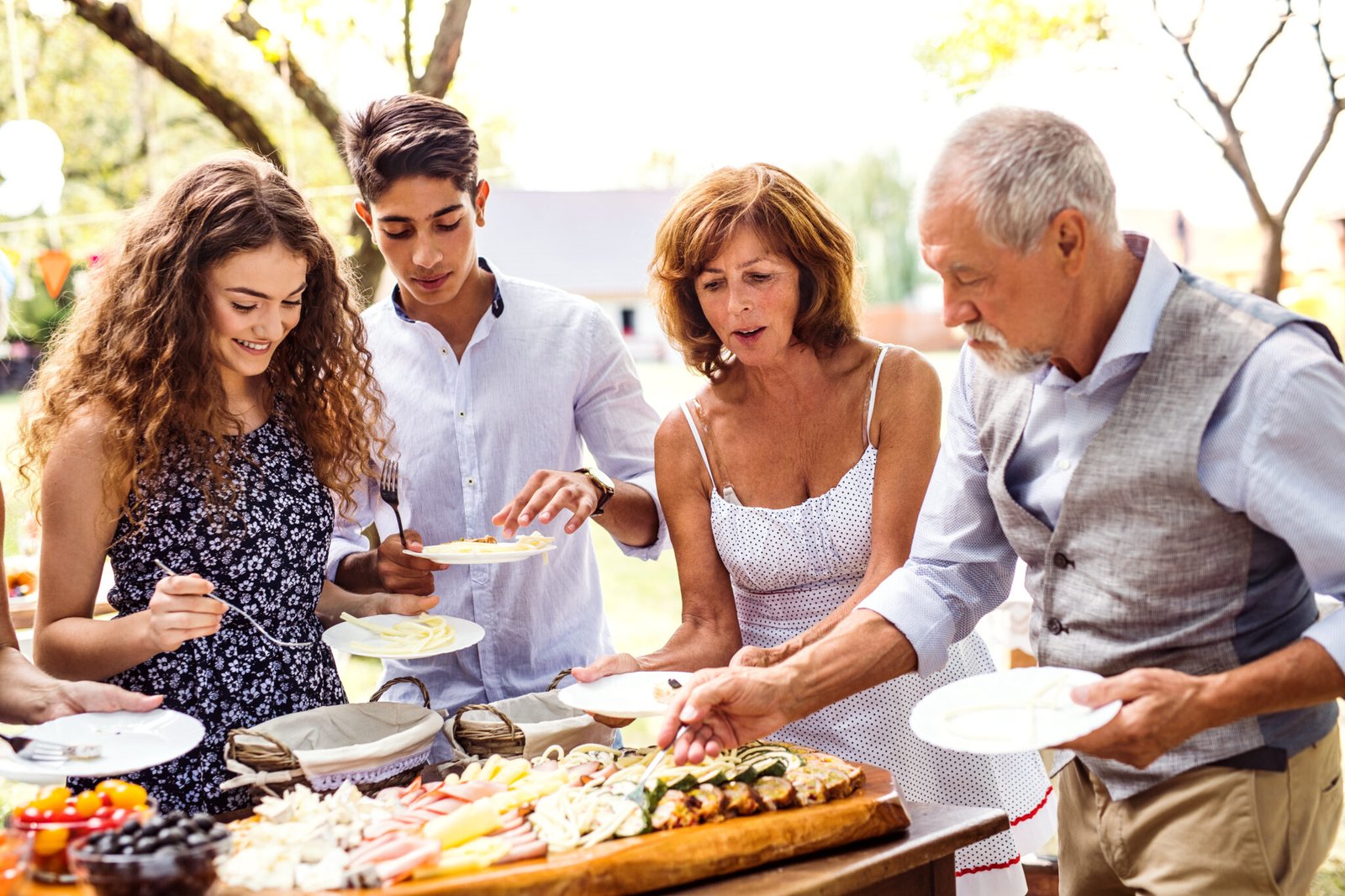 Graduation Party Food Guide (How Much Food for Any Crowd + Easy ...